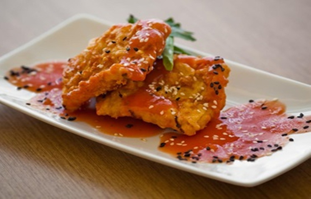 Peixe ensopado ao molho vermelho